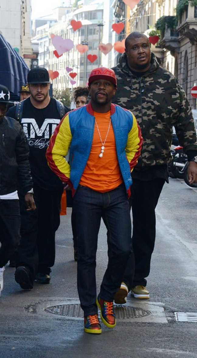 Have you seen the ridiculous size of Floyd Mayweather's bodyguard????