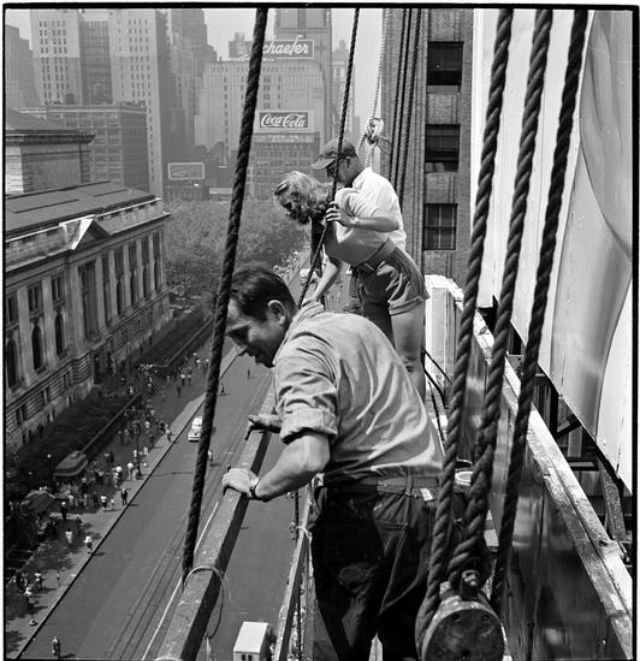 Candid Photographs Captured Crowd Watching Model and Sign Painters ...