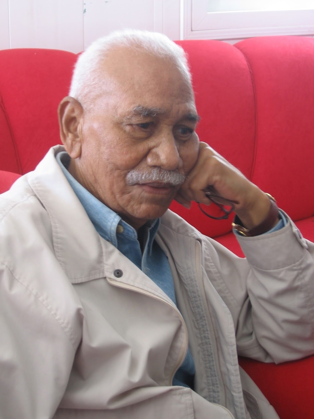 Guanaroca del Sur: Juan Almeida Bosque: Pecho de combatiente y poeta