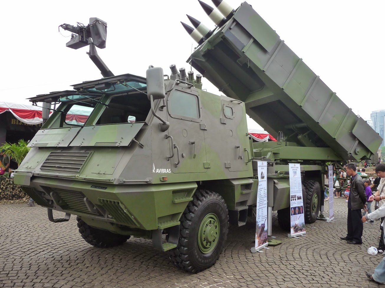 DEFENSE STUDIES: TNI AD Terima Peluncur Roket Astros II dari Brasil