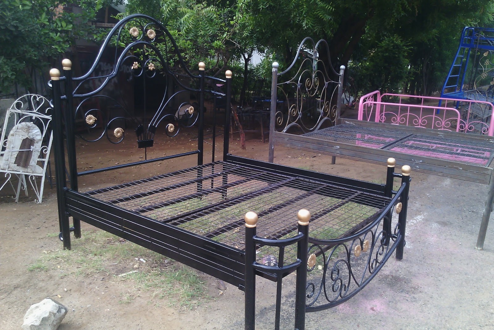 FUNDICHAPAKAZI: Vitanda vya chuma katika rangi na maumbo tofauti tofauti