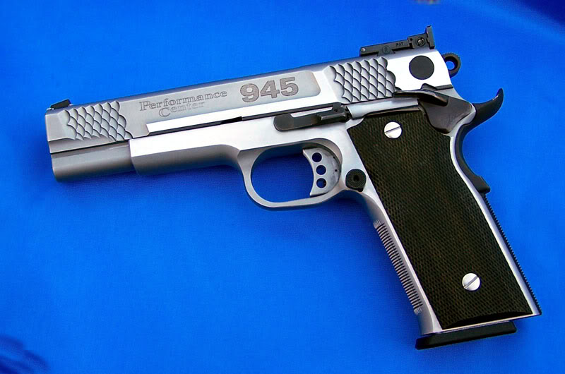 Armagedón it: Smith & Wesson 945 .45 ACP ("In Time")