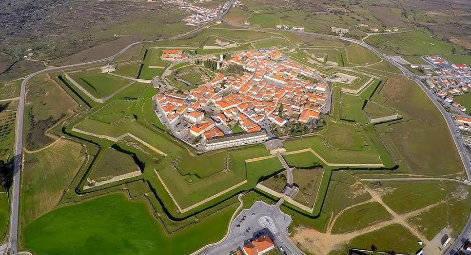 Voando sobre a vila de Almeida | Pg