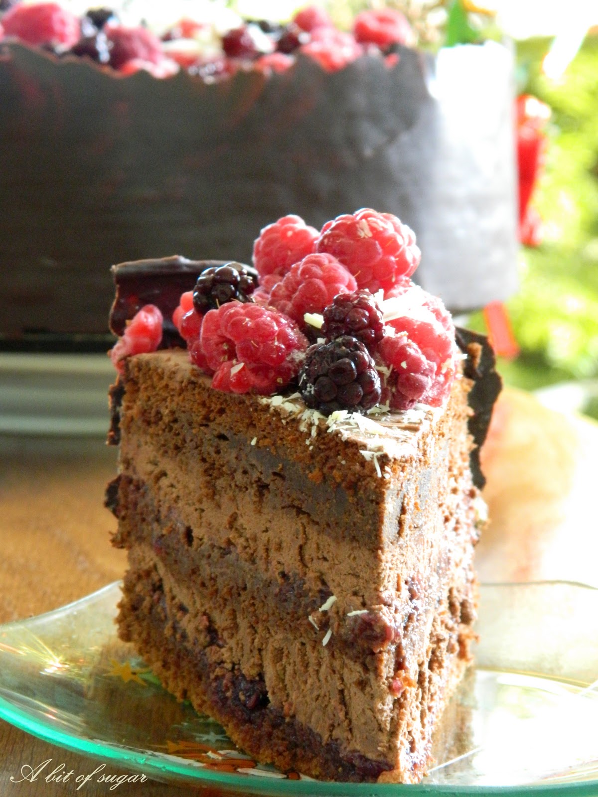 Tort de ciocolata amaruie cu fructe de padure si whisky