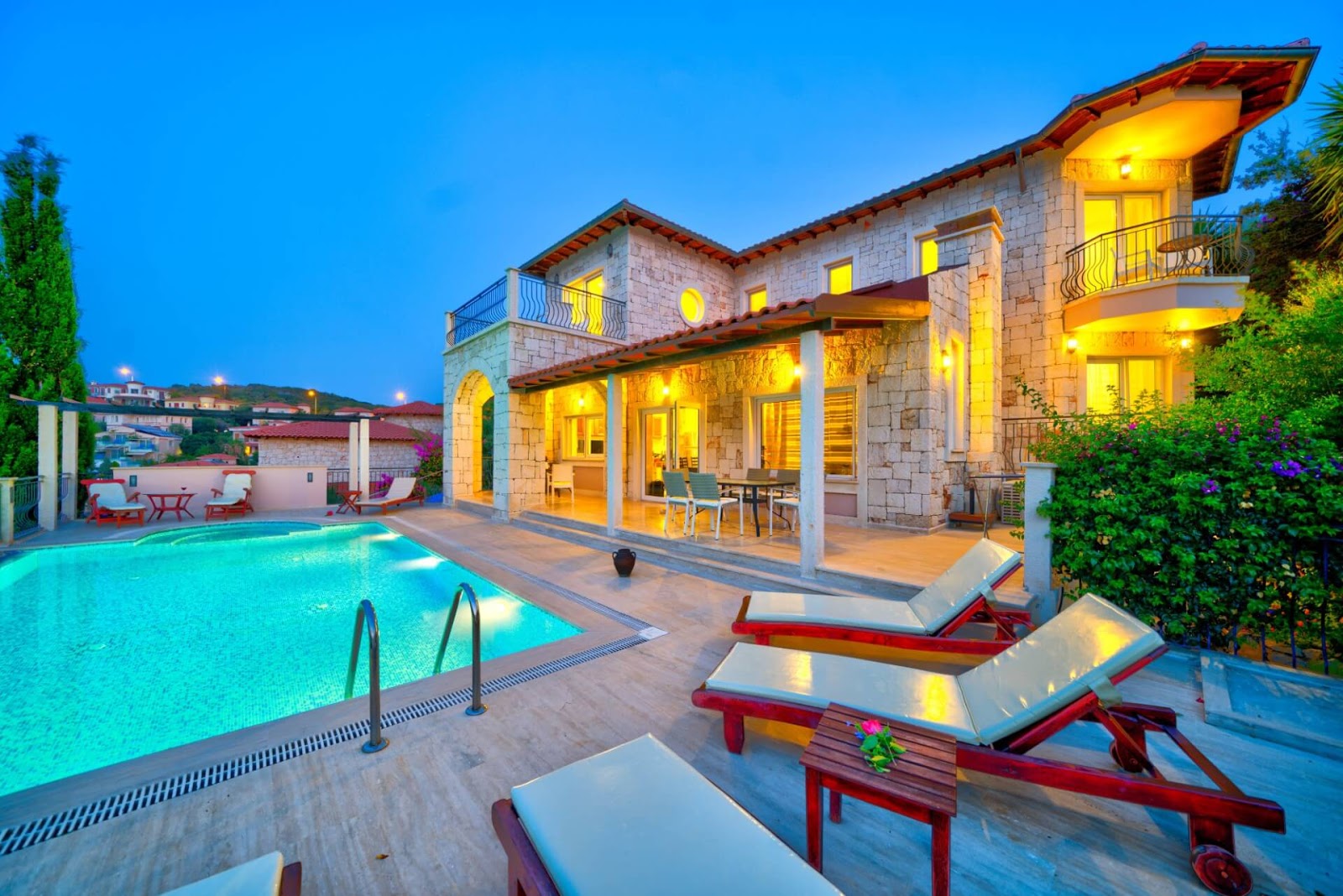 Villa Modelleri: Işıklandırılmış 2 katlı güzel bir villa modeli - FOTO