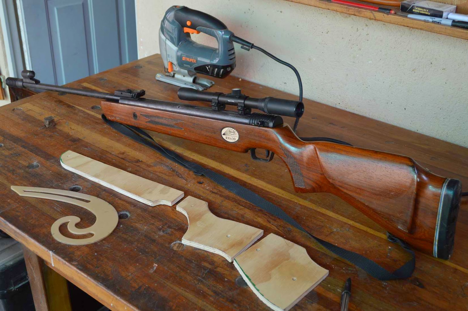 HCJ: RIFLE DE MADERA