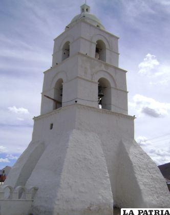El imponente Tata Sabaya, pasivo y altivo en el agreste altiplano ...