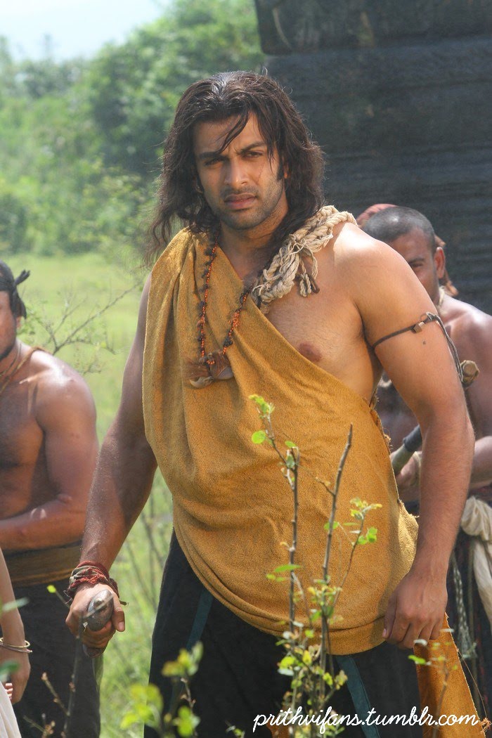 Prithviraj in URUMI - The Weapon / Pathinaindham Nootrandu Uraivaal ...