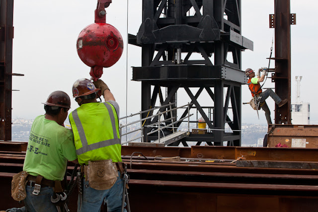 White Wolf : Mohawk Ironworkers “Top Off” the new One World Trade ...