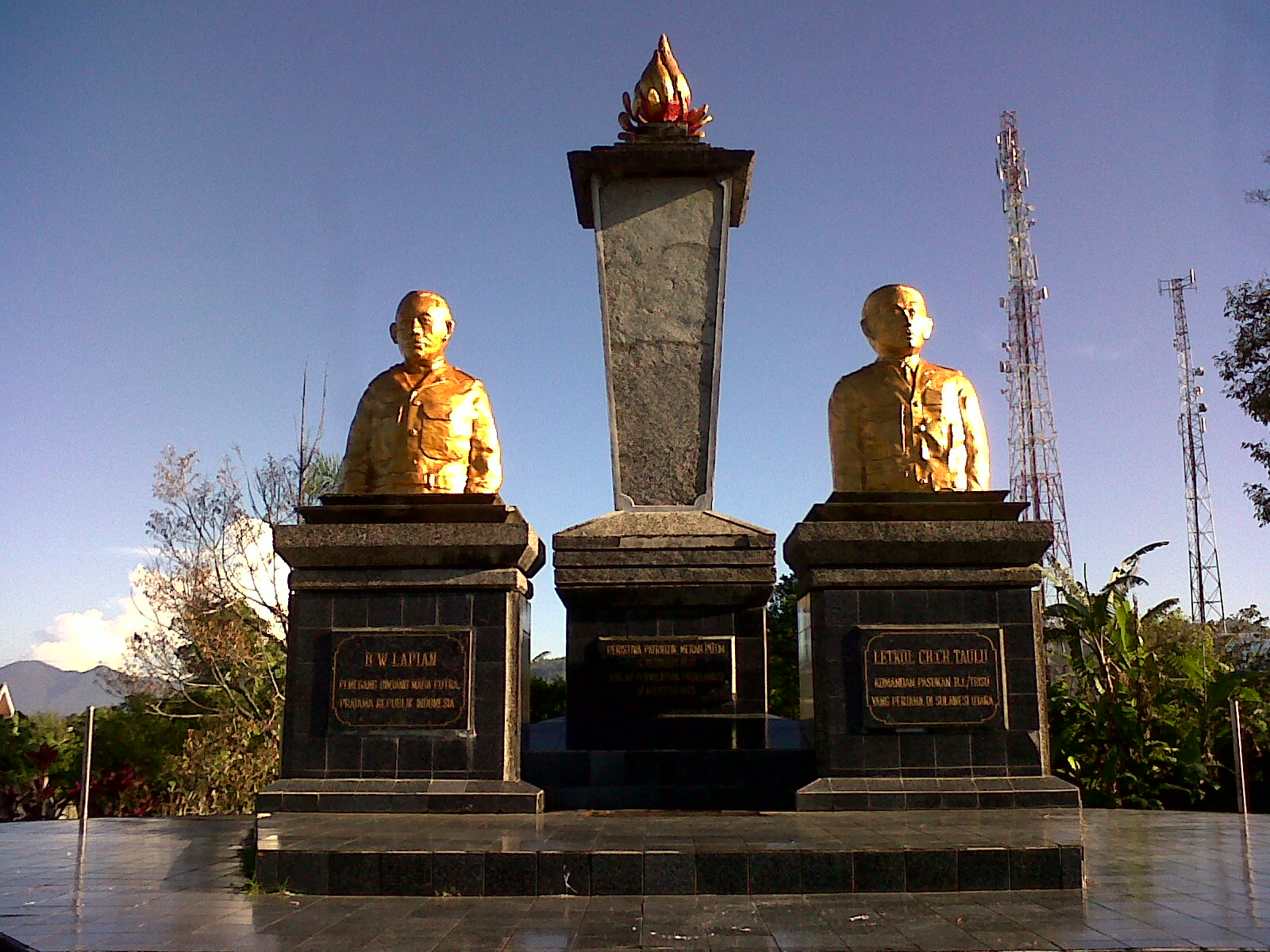 Kawangkoan "Peanut City": Monumen Pahlawan B.W Lapian dan Ch.Ch Taulu