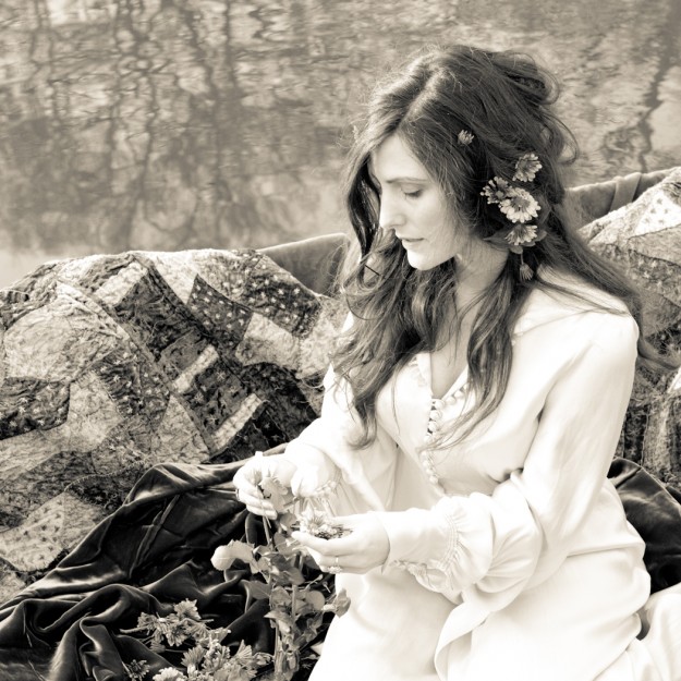 The Kissed Mouth: Help a Pre-Raphaelite Songstress!