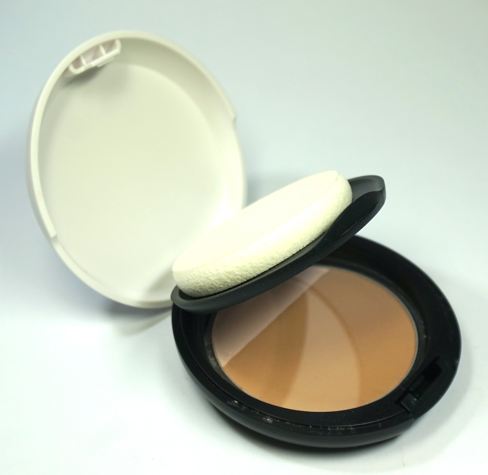 The Body Shop Brightening Compact in 04 Review + Swatch