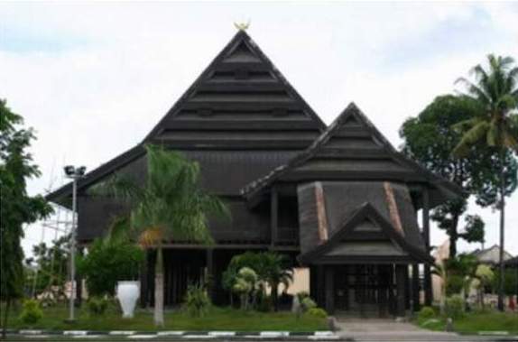 Know the Typical Bugis HOUSE ~ UNIQUE INDONESIA
