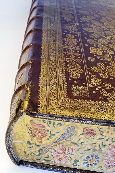 A Palette Full of Blessings: Decorated Bible Sides