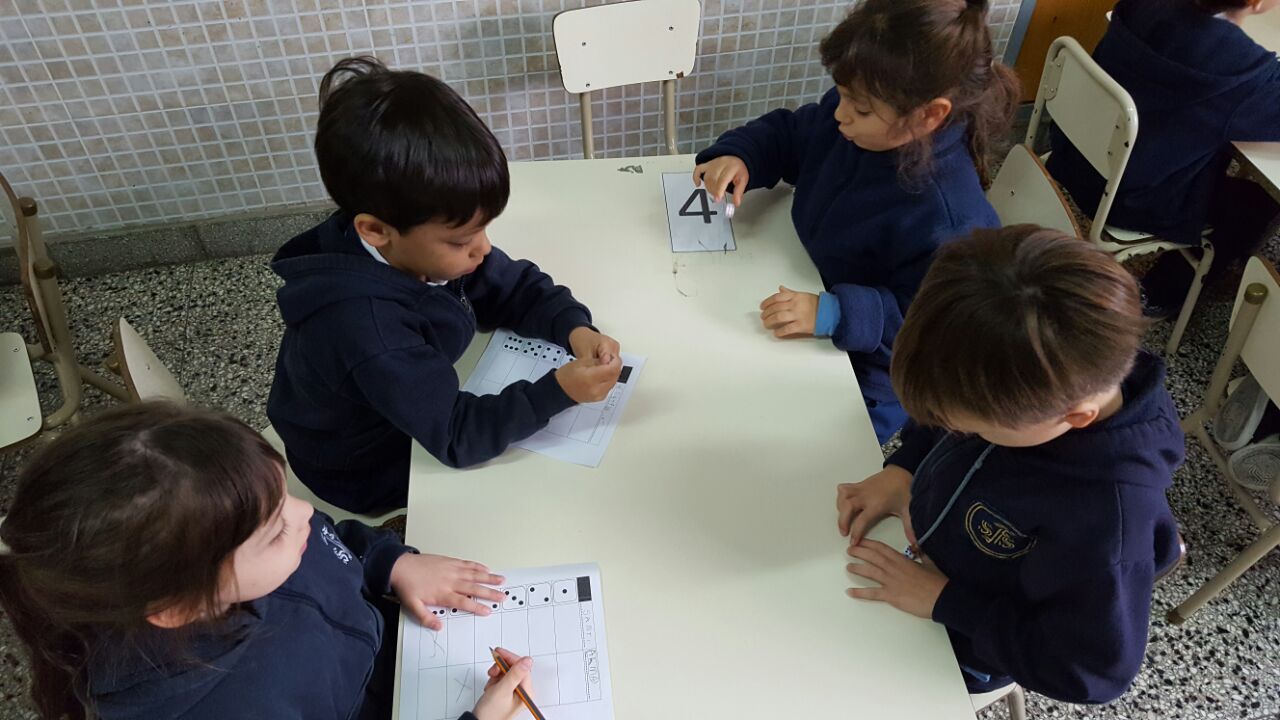 Jugando a la mini generala - Sala violeta