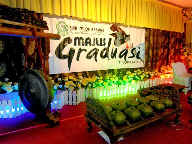 MPV LANDSKAP DAN NURSERI: MENGHIAS PENTAS MAJLIS GRADUASI 2013