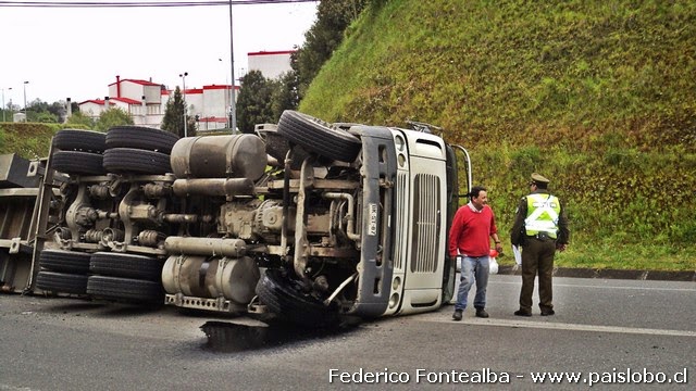 Volcamiento de camión en acceso a Osorno | Fotografías - PL Prensa