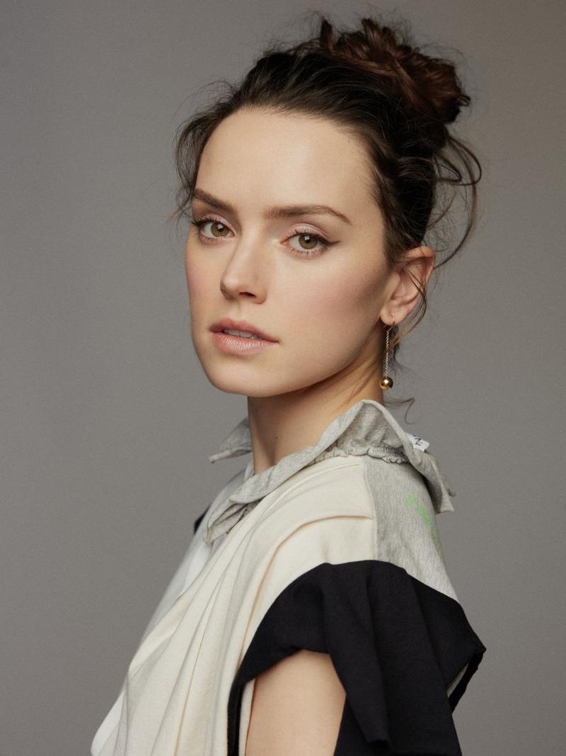 SNEAK PEEK : "The Last Jedi" - Daisy Ridley Covers "Grazia"