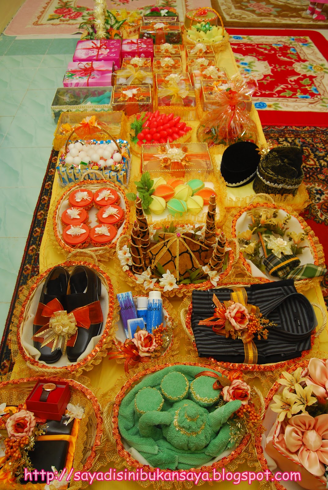 BukanSayaDisini: Hantaran Tunang Tema OREN