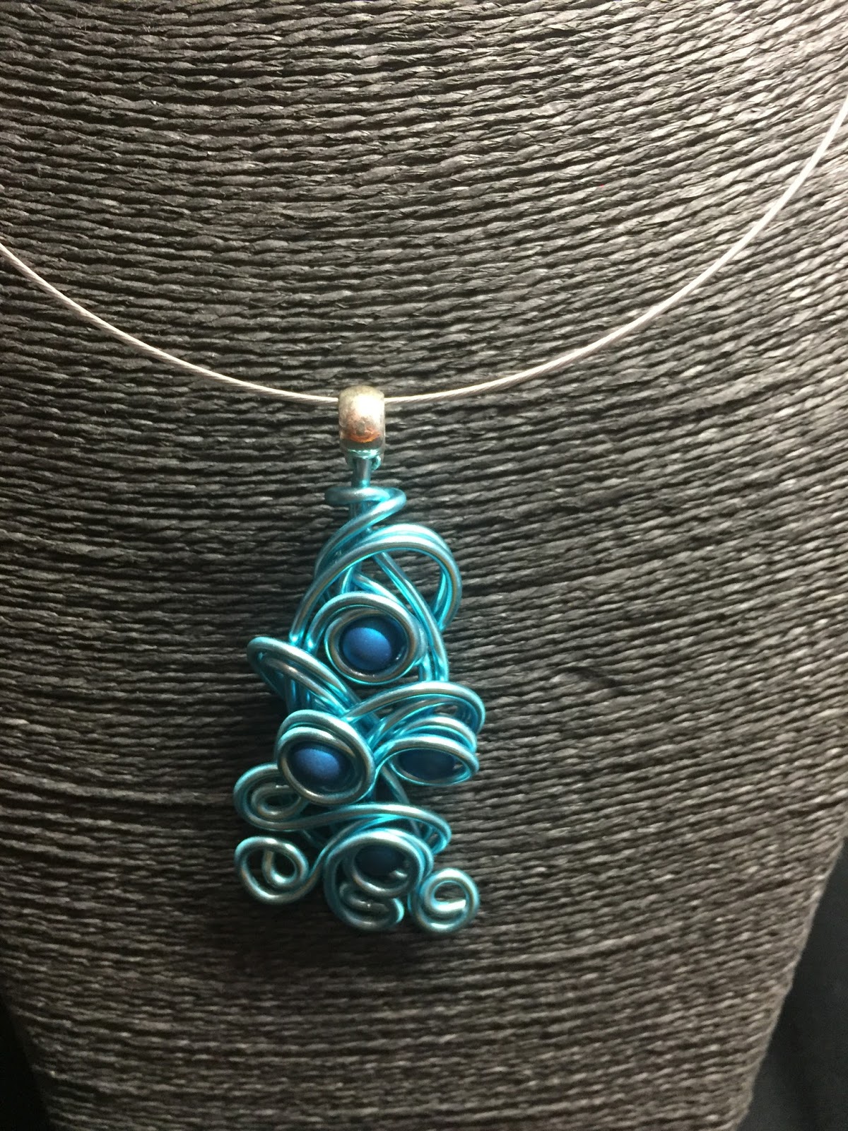 Les créations de Sarah: Collier en fil d'aluminium