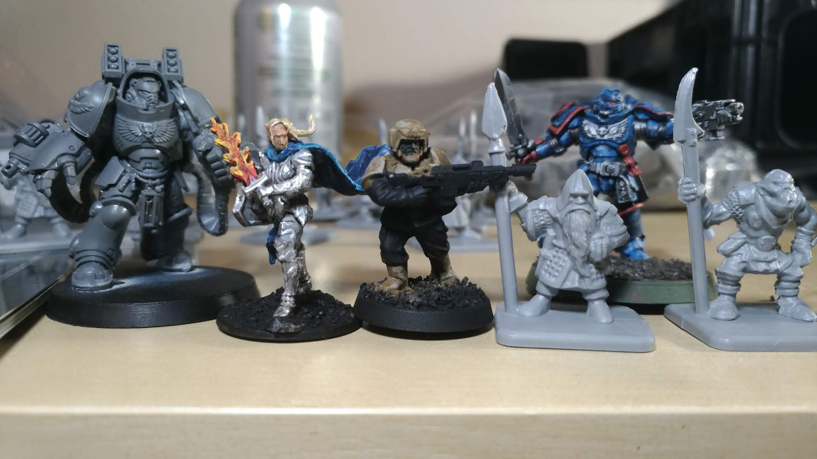 em4 Minatures Compared to WizKids D&D and Warhammer 40k Miniatures