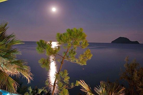 The passion of colors: full moon in Greece!