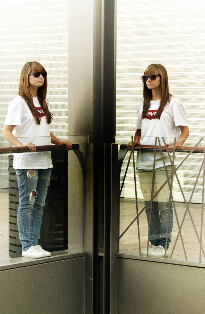 GREAT STYLING: false mirror