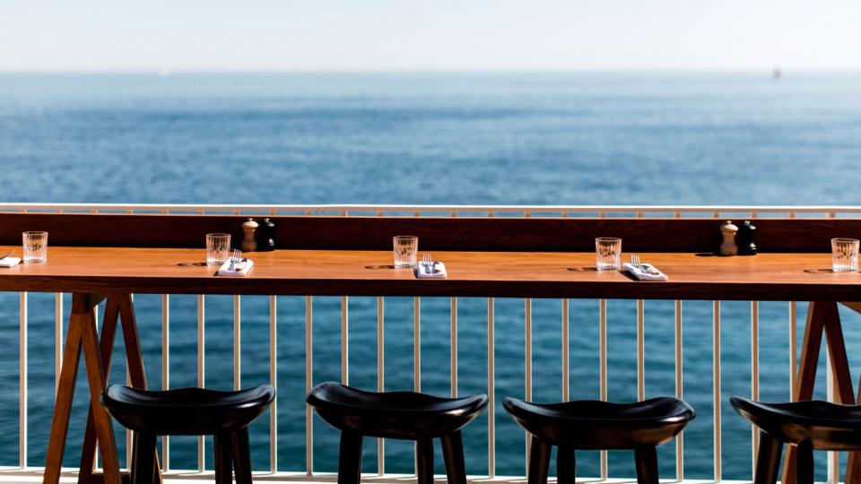 Artful Stay: Hôtel Les Roches Rouges