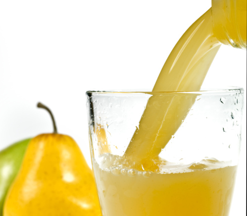 Il grande bicchiere di succo di pera