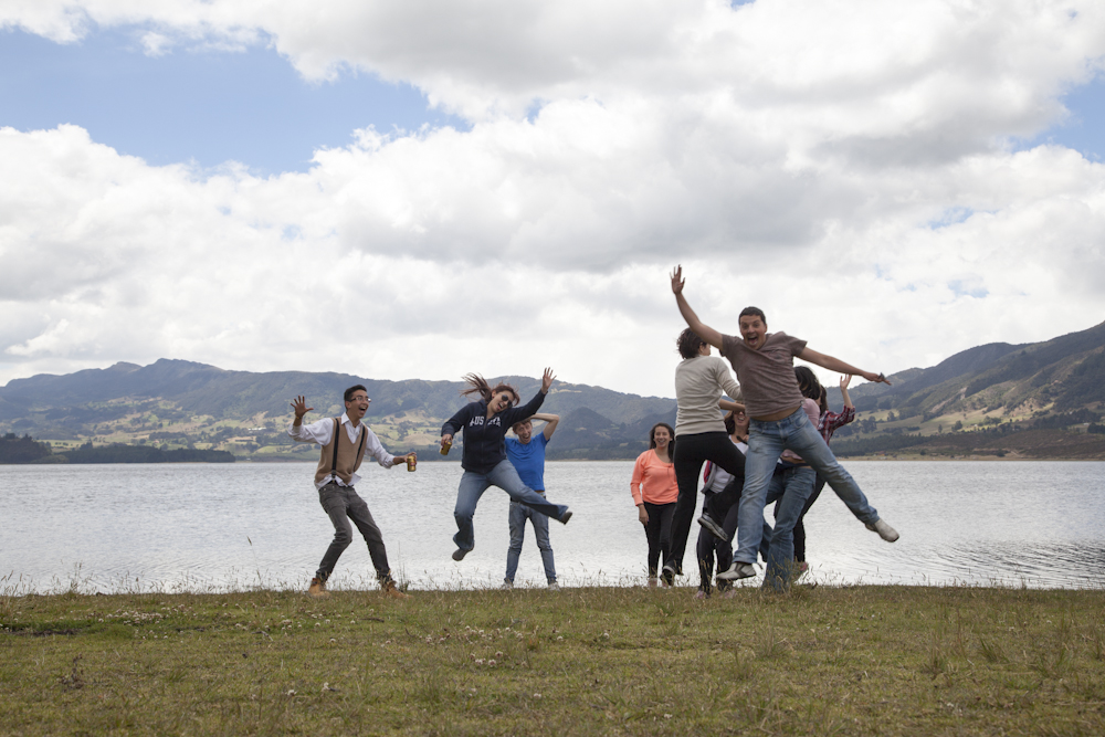 Un día feliz en la represa del Neusa. / Semillas de Acacia
