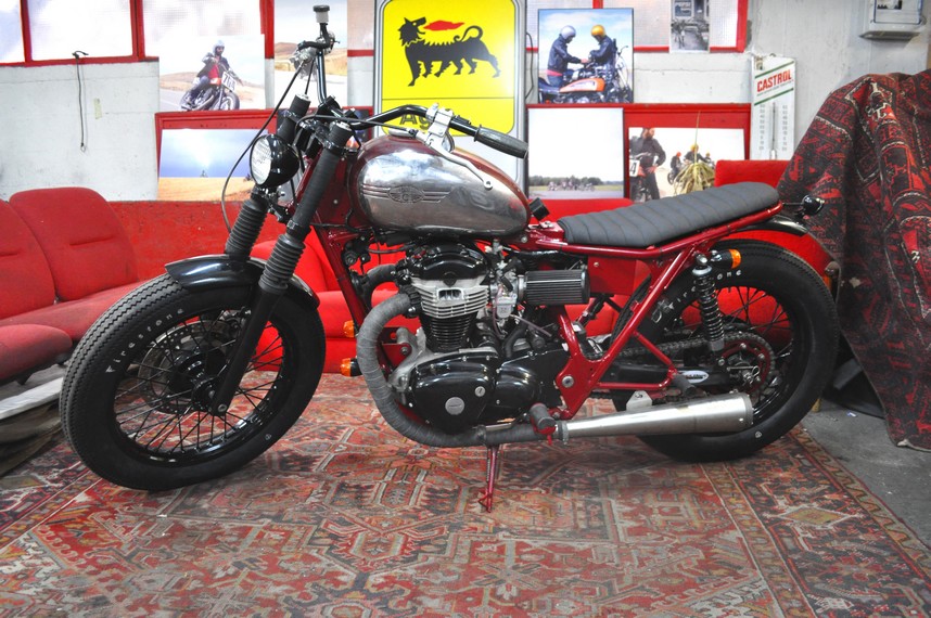 STRANGER BLOG: BLITZ W650 WITH JAWA TANK