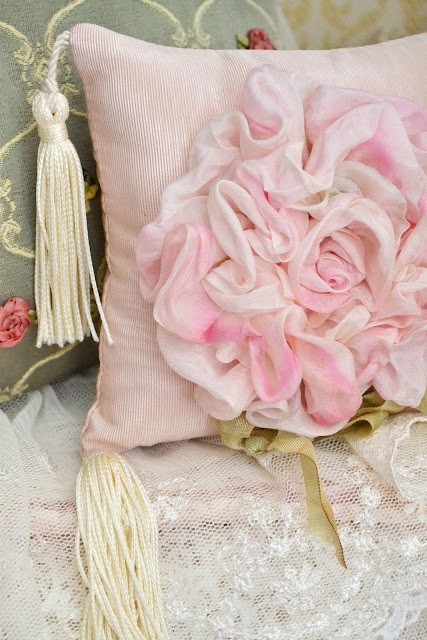 Eye For Design: Decorating Rose Patterned Interiors