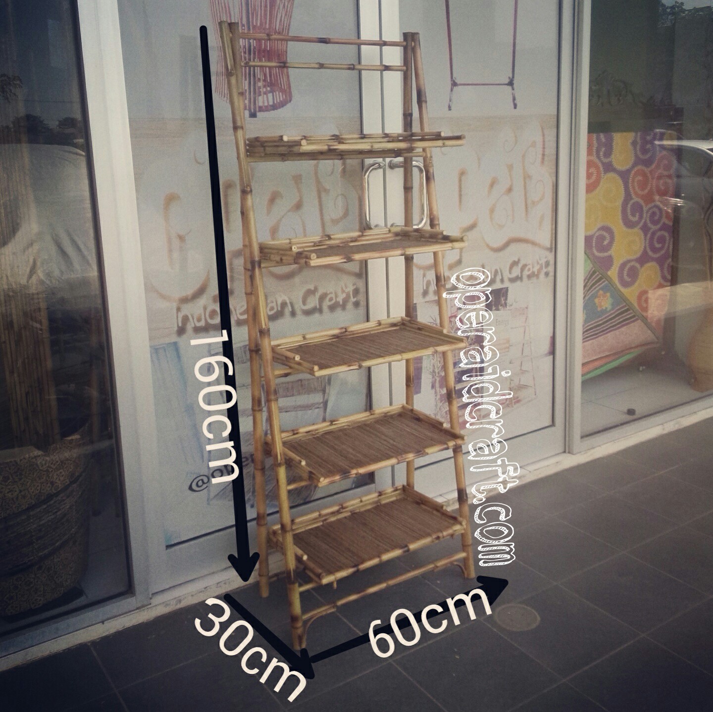 Perlengkapan Pameran Batik: Rak Bambu