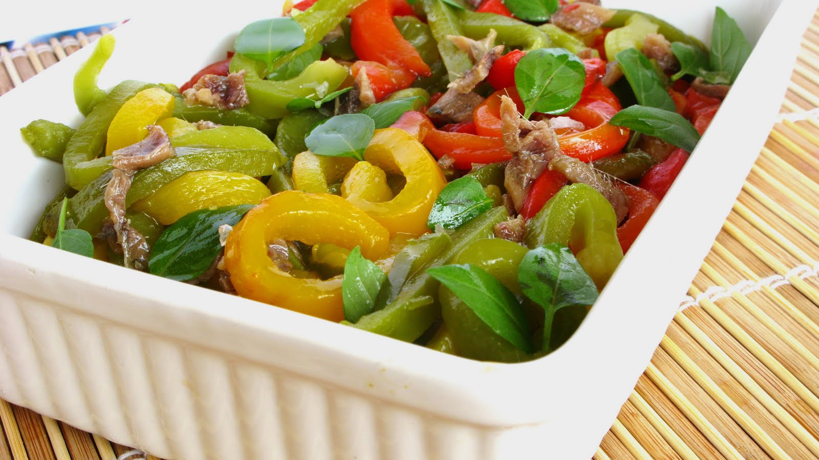 O Meu Tempero: Salada de 3 Pimentos com Anchovas e Manjericão