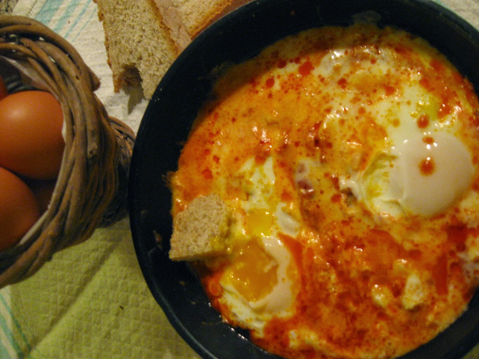 LA GRANJA DE ADRIANA: huevos con salsa de tomate y queso