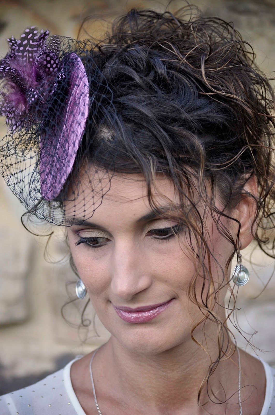 diseño de tocados y pamelas: Tocado malva con velo negro