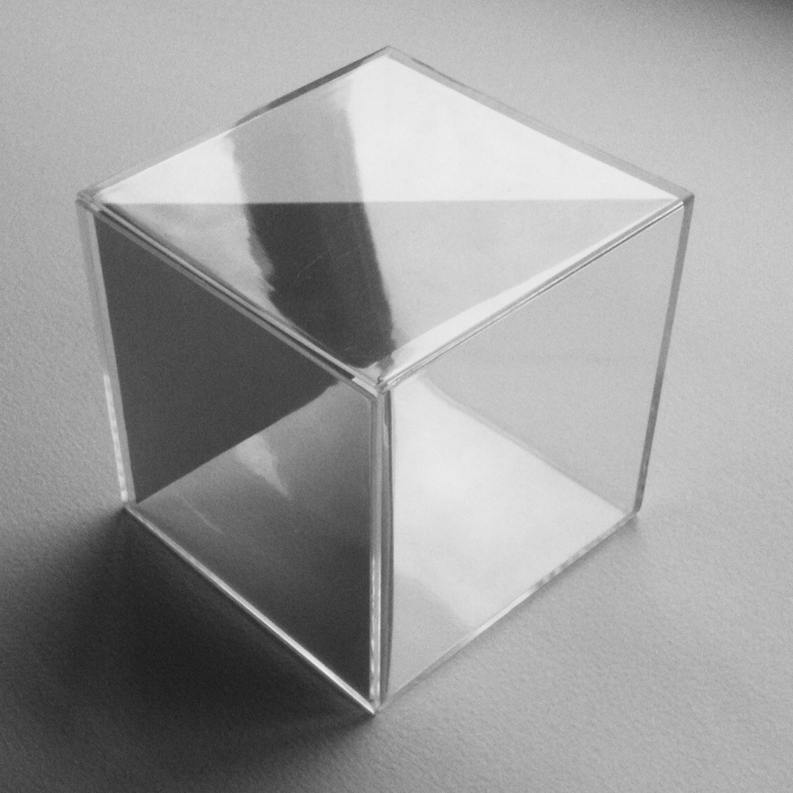 LE BLOG DE CLAUDE LOTHIER: Un simple cube posé sur un de ses sommets