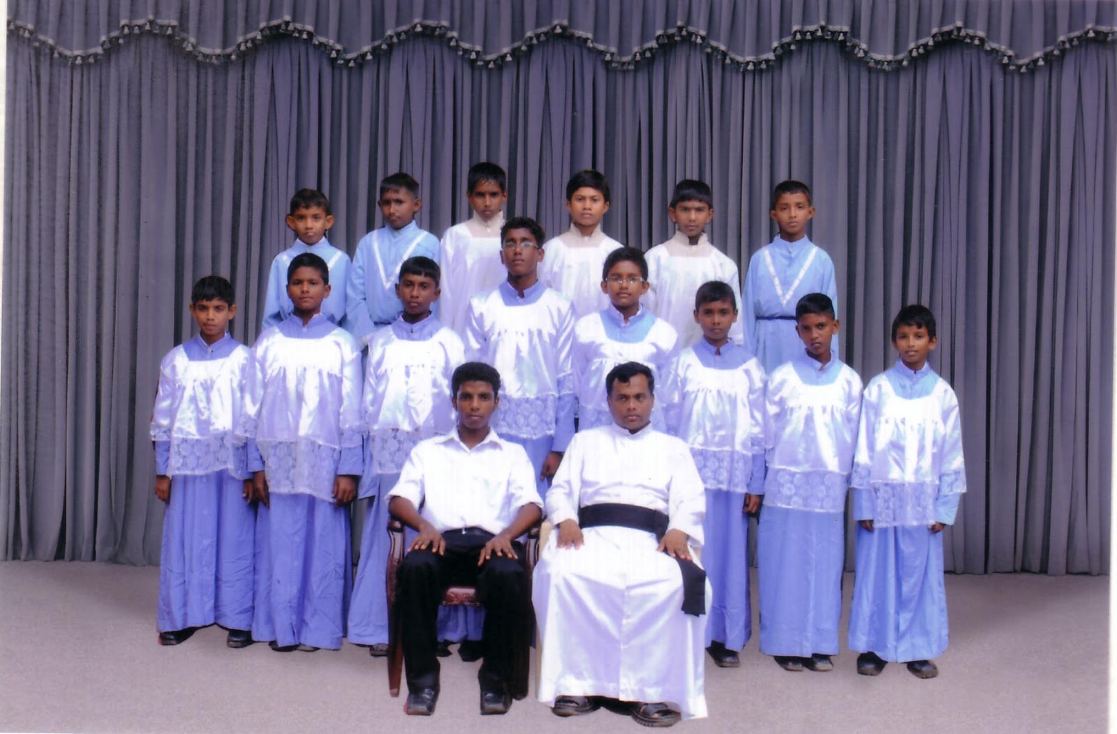 Non Tasarmi, Fratello!: Altar Boy Cassocks