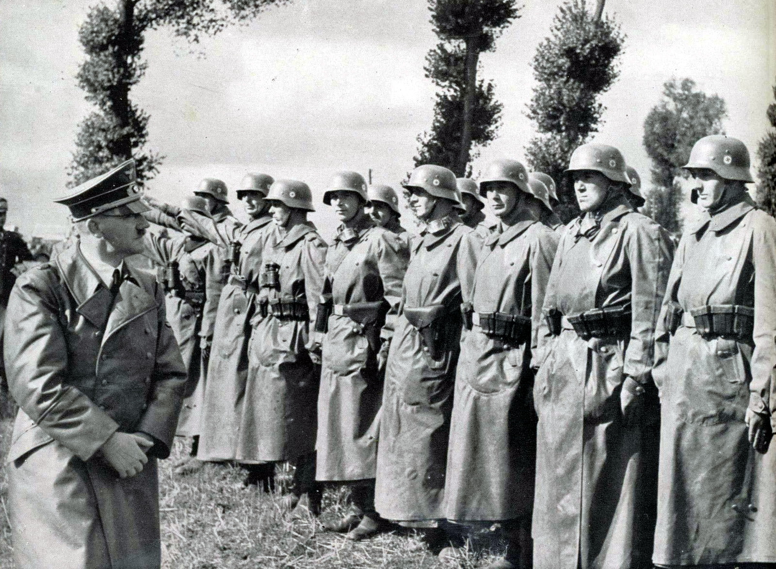 NAZI JERMAN: Foto Adolf Hitler dalam Acara Inspeksi Pasukan