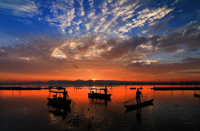>> Wisata Rawa Pening, Menikmati Hamparan Luas Danau dan Alam yang ...