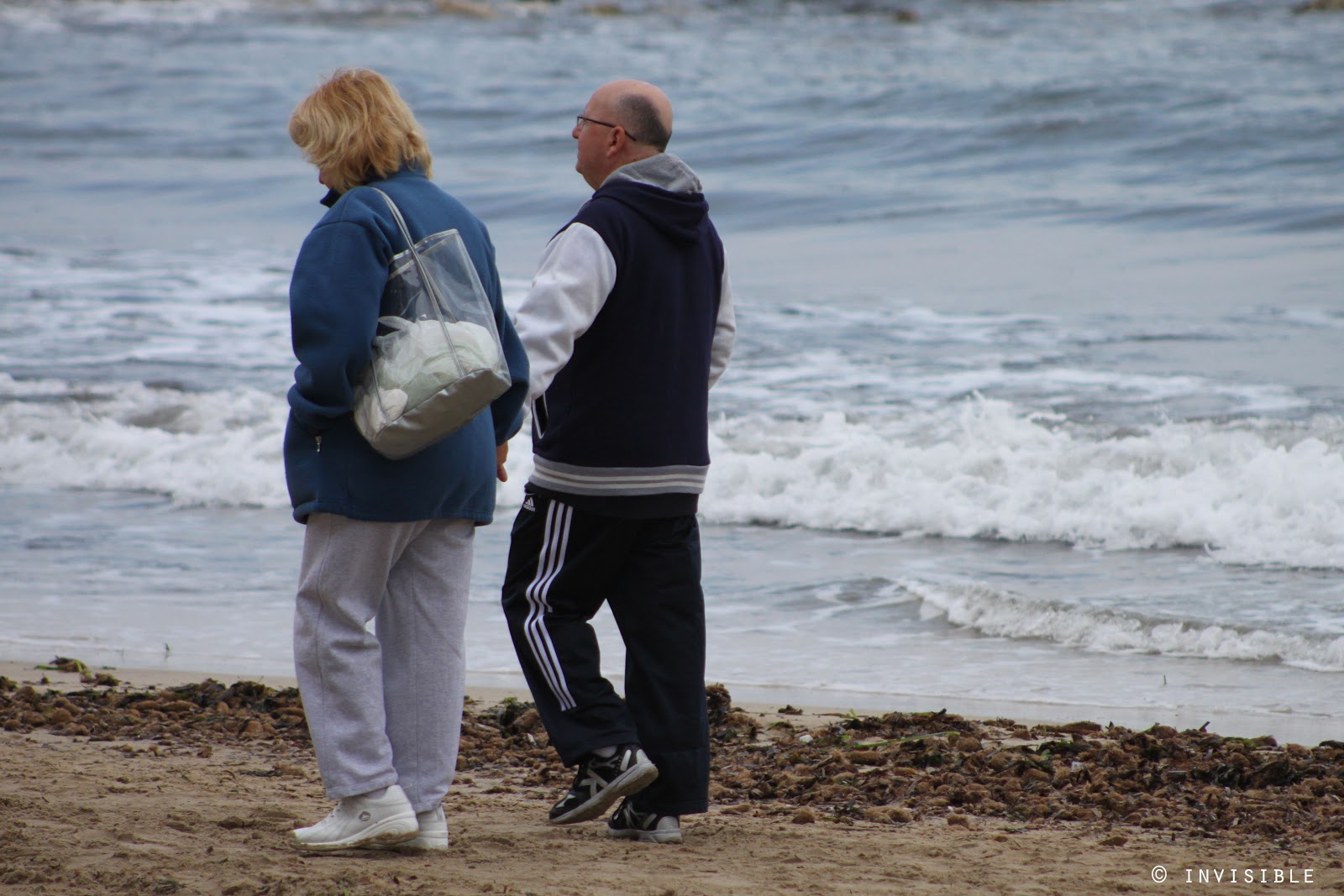 Invisible SLG Photos: Actividades de playa en un día nublado