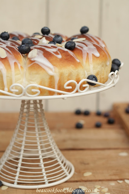 Bea's cookbook: BLUEBERRY BUNS