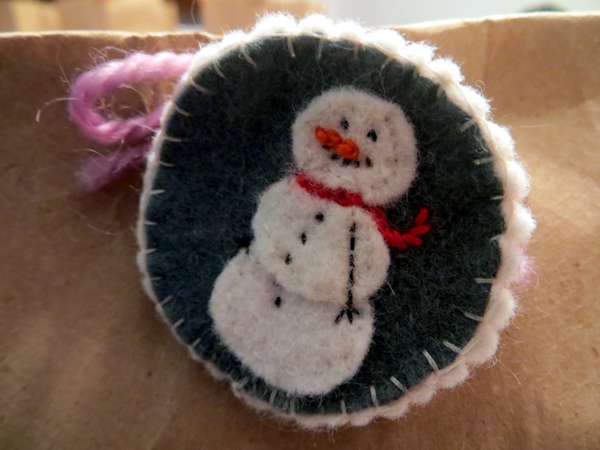 Last minute makes: felted wool pins or ornaments