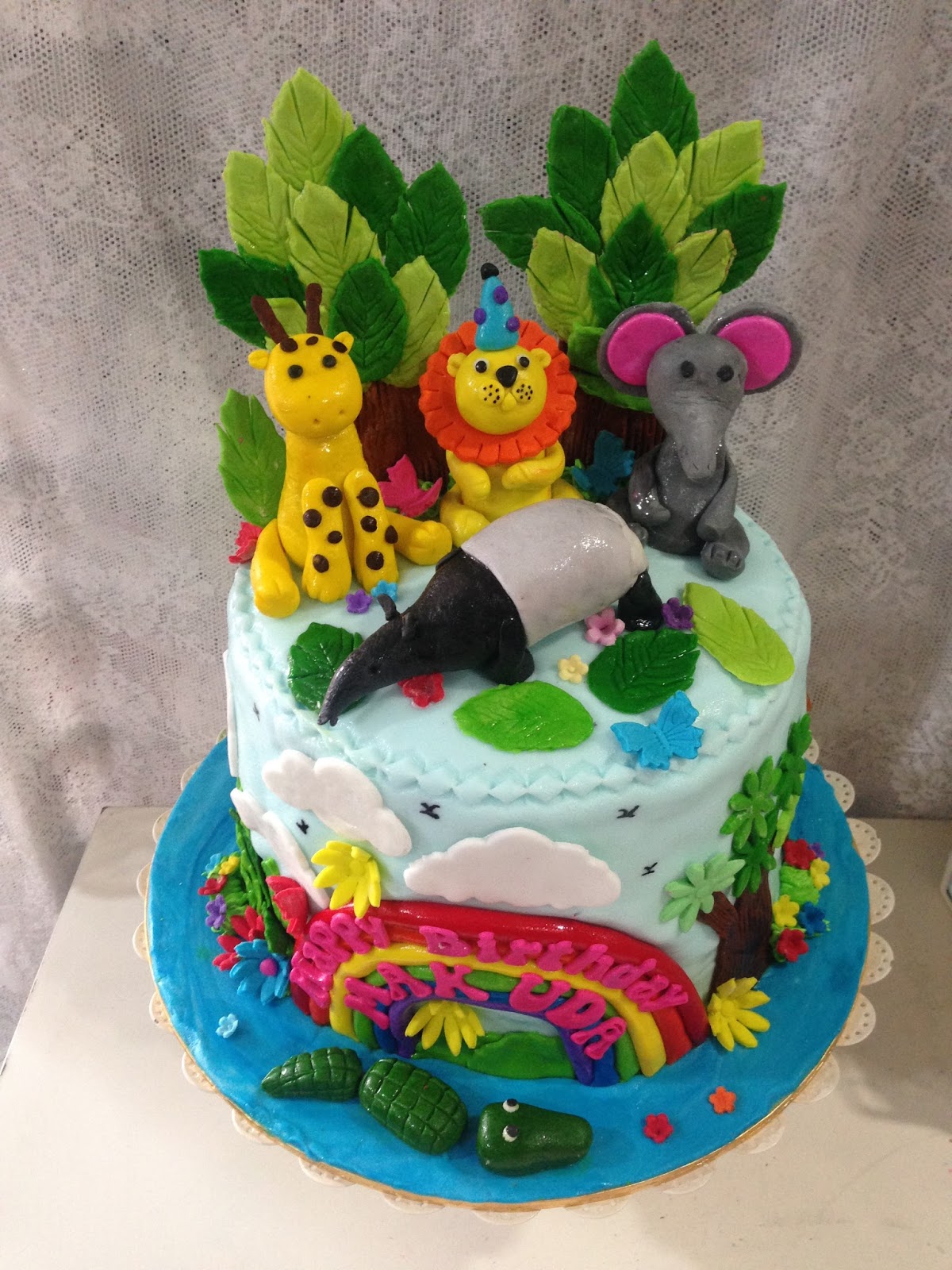 ninie cakes house: Animal Fondant Birthday Cake Theme