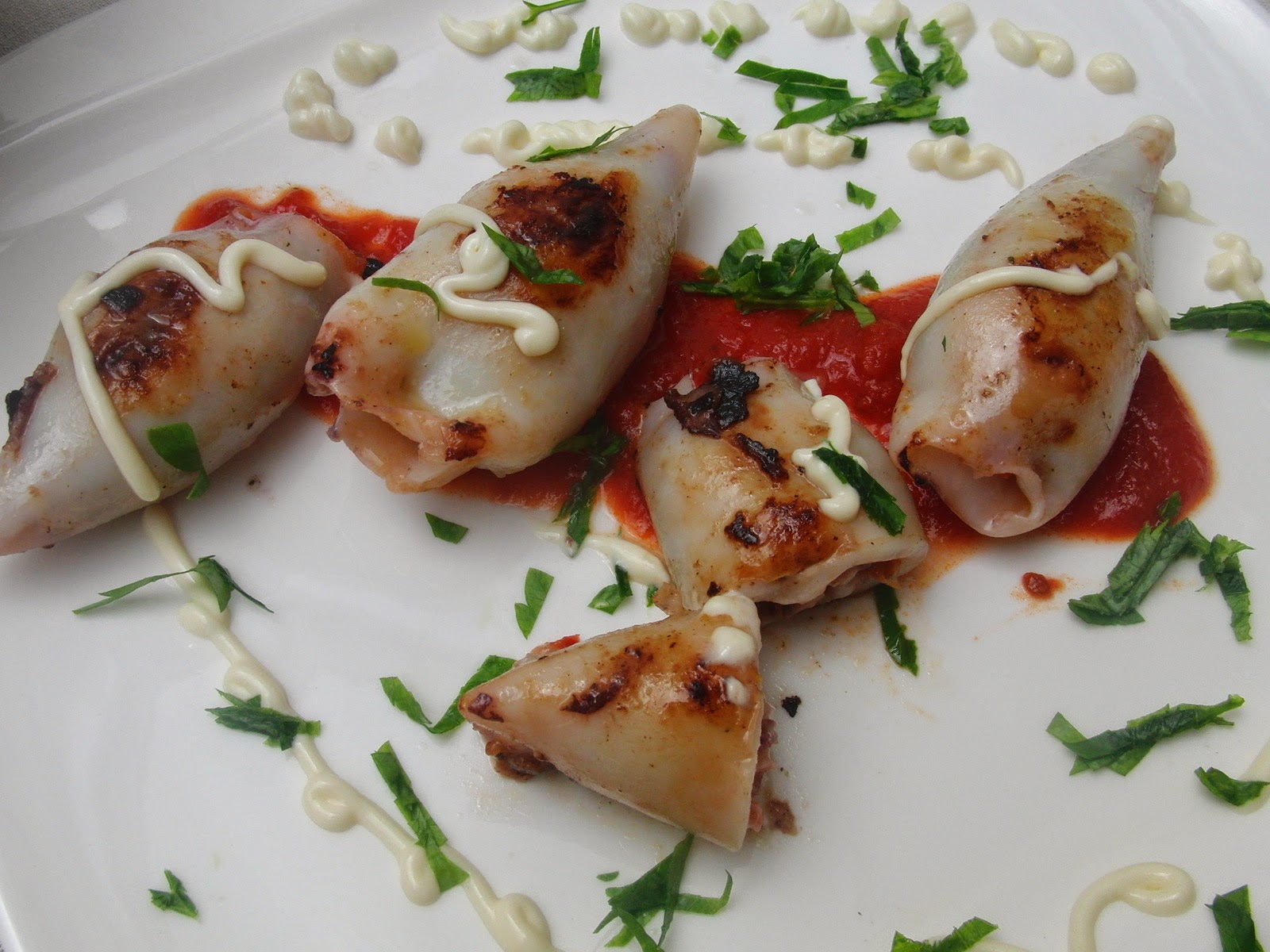 Avec Plaisir: Chipirones a la plancha rellenos de jamón con salsa alioli.