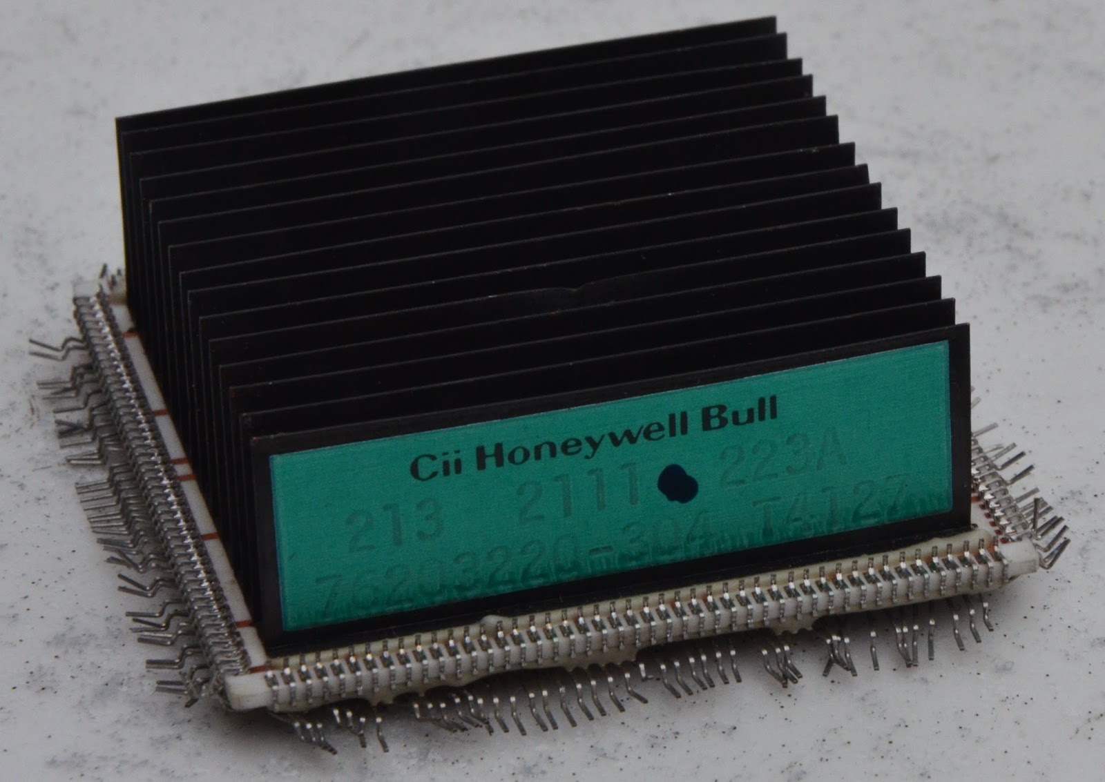 RadioCommunications: Bull: Composant hybride à identifier