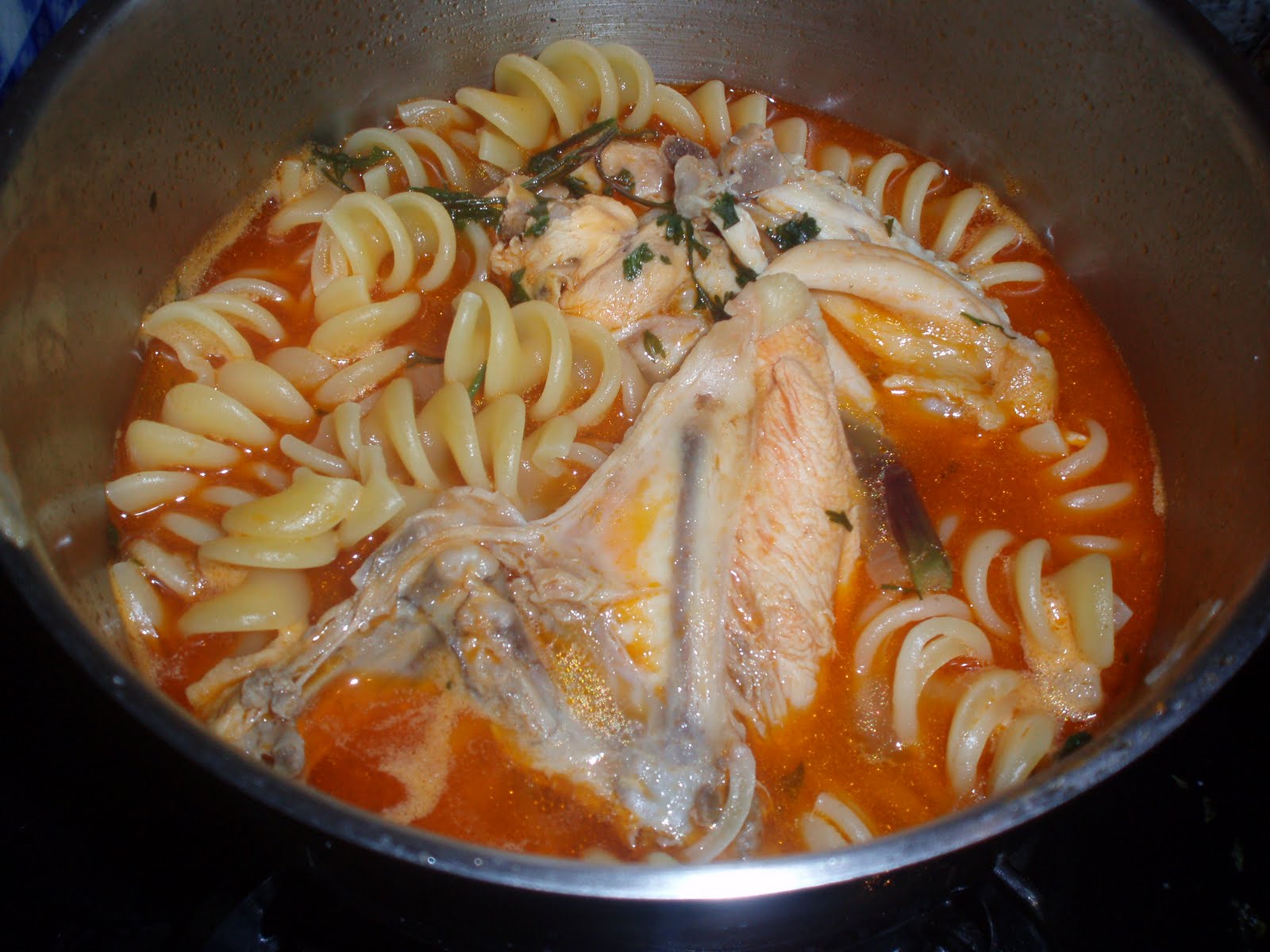 Panela ao lume: Frango guisado com Massa