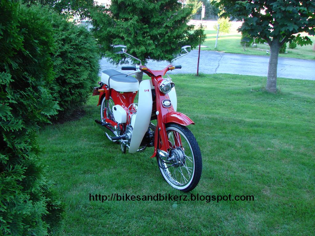 Honda Super Cub (C100) Wallpapers