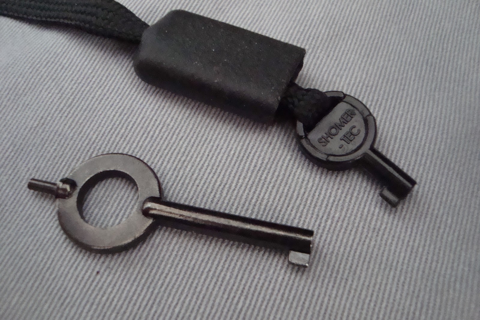 Black Scout Survival: Shomer-Tec Zipper-Pull Handcuff Key