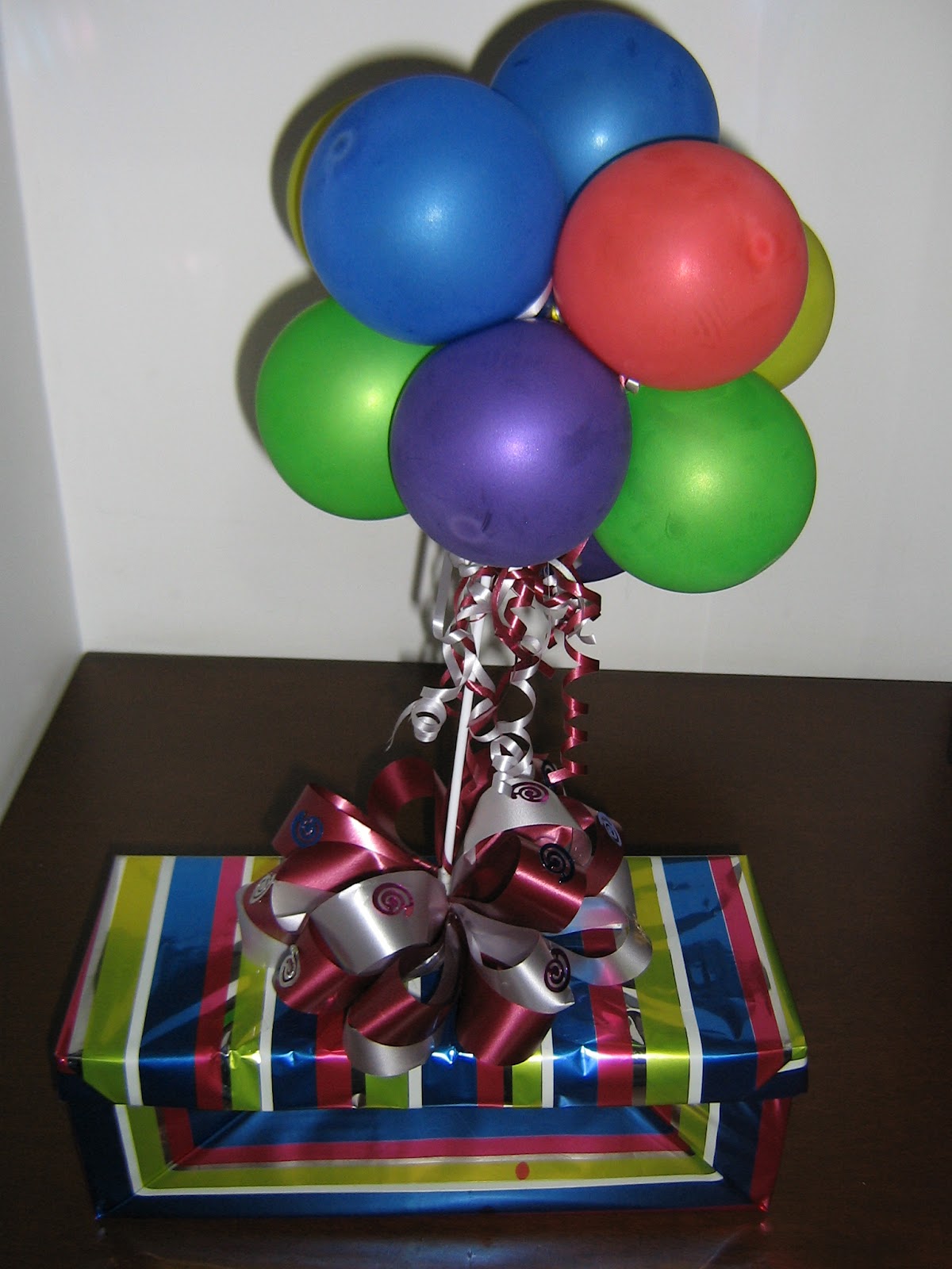 Caja de regalos decoradas con bombas - Imagui